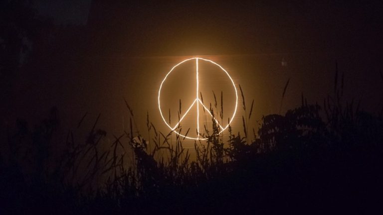 Peace-Zeichen, Taube und Co.: Was bedeuten die Friedenssymbole ...